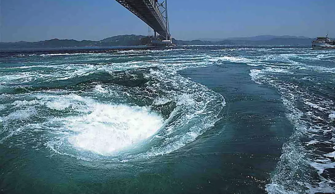 Clyde Cruises Corryvreckan Körfezi İskoçya kıyılarındaki iki ada arasındaki Corryvreckan Körfezi, dünyanın en büyük üçüncü jakuzisine ev sahipliği yapıyor. Suyun sesi, yerin kendisinden onlarca kilometre öteden duyulabilir. Tüplü dalgıçlar, burayı Birleşik Krallık'taki en tehlikeli dalış noktalarından biri olarak görüyorlar.