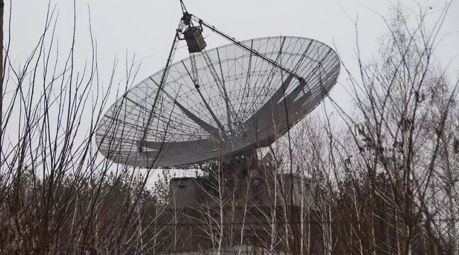 Stanice pro studium ionosféry Inženýři Sovětského svazu vyvinuli stanici podle výkresů amerického projektu HAARP, který se nachází na Aljašce. Náš komplex se však vyznačoval skutečně ruským měřítkem - průměr jedné parabolické antény byl až 25 metrů. Stanici však potkal smutný osud. V polovině 80. let, se začátkem perestrojky, glasnosti a obecné demokratizace, studium ionosféry ustoupilo do pozadí. Po rozpadu SSSR patřila stanice územně novému státu, Ukrajině. Zatímco jsme zjišťovali, co je co, většinu vybavení si místní obyvatelé odvezli jednoduše na drahé kovy.