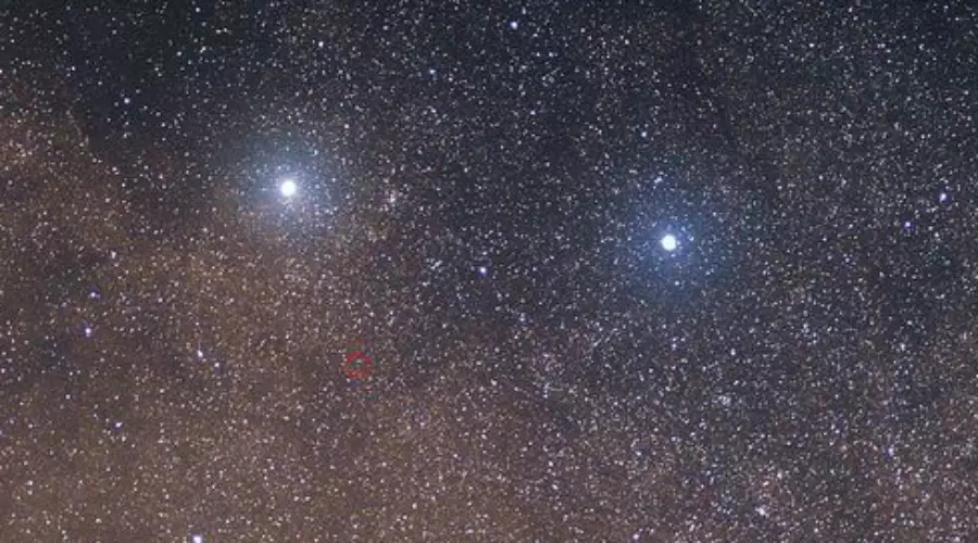 En anden eksoplanet Alpha Centauri -systemet i sig selv har en kompleks struktur. Den består af dobbeltstjerner, A og B. Ifølge astronomers observationer findes stjerner i denne klasse ofte inde i store planetsystemer og har eksisteret i flere milliarder år. Således viser det sig, at NASA satser på mere end én exoplanet: der kan meget vel være flere verdener med potentiale for liv ved siden af ​​stjernerne.