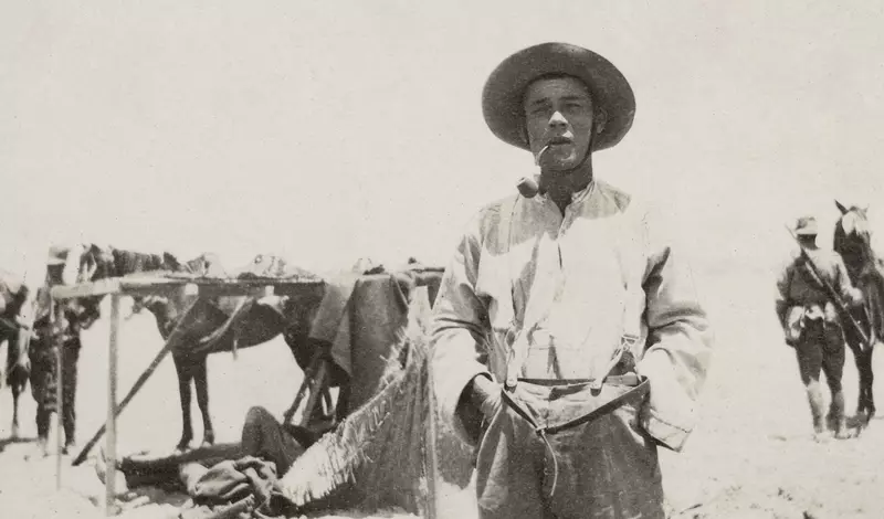 Billy Sing vs. Abdul de Verschrikkelijke Australiër Billy Sing ging vrijwillig naar de velden van de Eerste Wereldoorlog - en zo belandde hij in het beruchte Gallipoli. Kleine Billy slaagde erin tweehonderd Turken kwijt te raken, wat de natuurlijke interesse wekte van een van de beste vijandelijke sluipschutters, Abdul, bijgenaamd de Verschrikkelijke. Billy Sing wist het duel alleen te winnen ten koste van het leven van zijn spotter: Tom Sheehan zette zichzelf per ongeluk onder de kogel van Abdul, maar werd de volgende minuut gewroken.