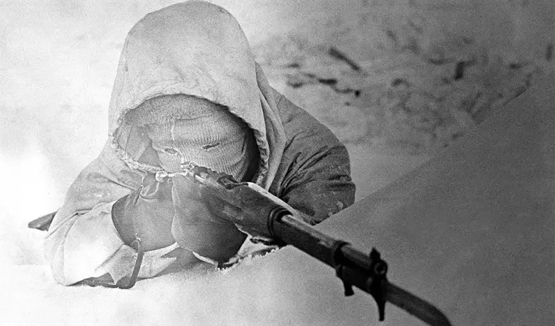 Simo Häyhä vs. Rode Leger In slechts honderd dagen slaagde de erfelijke jager Simo erin vijfhonderd dappere soldaten van het Rode Leger neer te schieten - natuurlijk moesten de Russen onvrijwillig een soort vergeldingsmaatregelen nemen. De flegmatische Fin schoot alle sluipschutters neer die erop uit waren om hem te vangen, een voor een. Maar hij kon het ongeval niet voorzien en kreeg een kogel in het gezicht van een gewone soldaat gewapend met een Mosin-geweer. Simo overleefde zowel de verwonding als de hele oorlog en eindigde zijn dagen als een zeer gerespecteerd persoon in zijn thuisland.