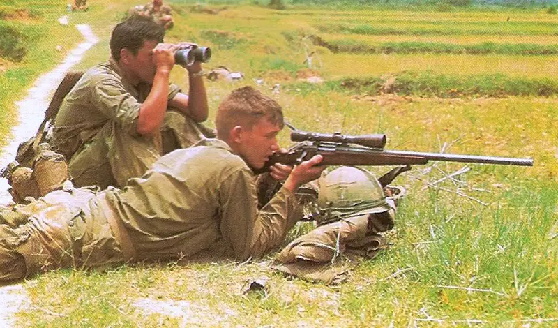 Adalbert Waldron vs. Sniper-on-a-Palm, Adalbert Waldron, ktorý si vo vietnamskej vojne vyslúžil ohromných 109 potvrdených zabití, sa chystal zamieriť domov, keď bol vyslaný na svoju poslednú misiu. Ako sa neskôr ukázalo, sniper, ktorého mal Adalbert loviť, začal amerického strelca vypátrať skôr. Vietnamci sa ukryli na samom vrchole kokosového stromu, odkiaľ sa otvoril nádherný výhľad na lode opúšťajúce záliv, a začali čakať. Waldron mal len šťastie: čln bol hodený na vlny a guľka mu prerazila nie hlavu, ale len kryt motora. Odvetný krok mariňáka prešiel dlho do legiend - ostreľovač dokázal zo vzdialenosti 700 metrov preskúmať a zneškodniť strelca, ktorý sedel na palme.