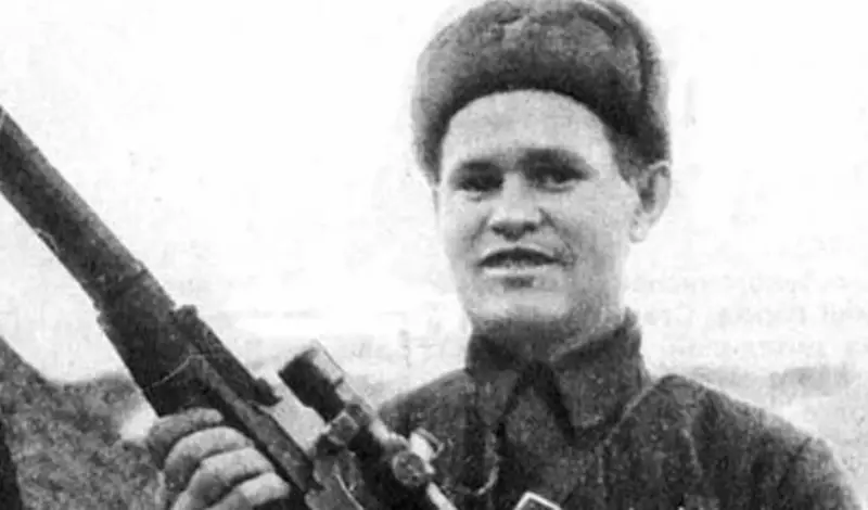 Vasily Zaitsev vs. Major Koenig Mpahay tantara maro no miantso ny duel an'i Zaitsev tsy inona fa ny fampielezana hevitra sovietika - fa misy kosa ireo mahita porofo mivaingana momba ny zava-misy marina. Vasily Zaitsev, izay mahery fo nitifitra alemà 400 mahery avy lavitra, dia noterena hanenjika ny lohan'ny tompona Alemanina tsy masiaka, izay saika nanapotika ireo komandin'ny tafika iray manontolo. Ny tantara dia milaza fa raha te hahita vokatra mahomby amin'ny ady miaraka amin'i Koenig, Zaitsev dia nandefa ny laharany faharoa ho mpanono, ary avy eo nitifitra ilay Alemanina nanangana tena.