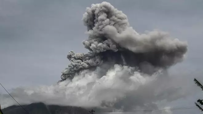 Bencana di udara: saksi mata merekam momen awal letusan gunung berapi di Indonesia