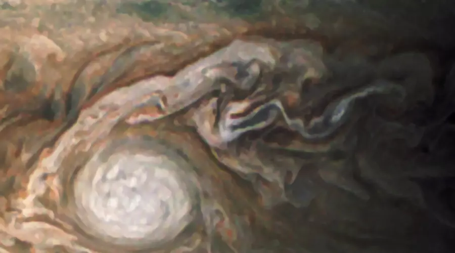 Jupiter's Small Red Spot Mange har hørt om Jupiters Great Red Spot, men dannelsen av Small Spot forble nesten usynlig for publikum. Den nye formasjonen fikk kallenavnet "Oval Wa": tre enorme orkaner smeltet sammen til en og stormen med utrolig styrke ble rød.