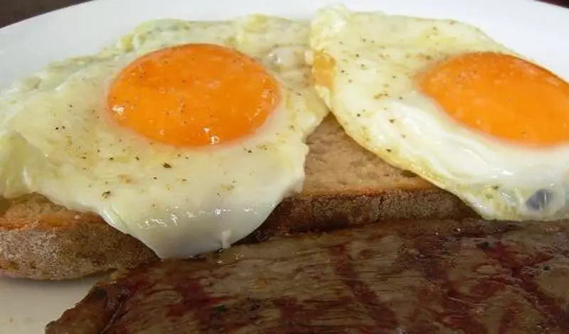 Von allen Lebensmitteln enthalten Eier das meiste Cholesterin. Sie sollten nicht mehr als ein paar Eier pro Tag essen.