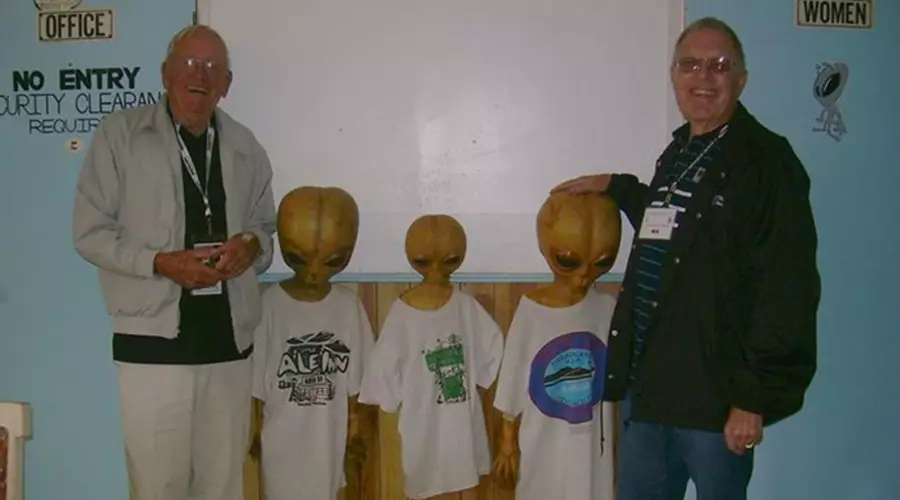 Il tuo club Hai mai sentito parlare di Roadrunners Internationale? Improbabile. Solo coloro che hanno lavorato sul territorio dell'Area 51 possono diventare membri di questo club esclusivo.Non ci sono molte informazioni su questo club sulla rete, il che è abbastanza comprensibile: i partecipanti sono costretti a osservare la massima segretezza.