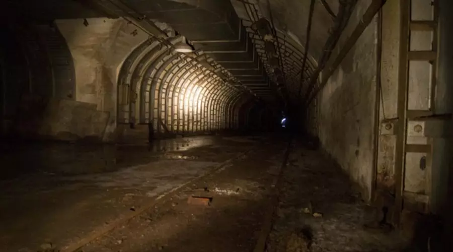 Tunnel sotterranei segreti Recentemente è stato rivelato che sotto l'Area 51 c'è un'intera rete di tunnel sotterranei segreti che collegano il territorio della base con altre città - dove c'è Metro-2. I giornalisti del Daily News affermano di essere riusciti a trovare un informatore tra il personale della base che ha confermato la presenza di tali strutture sotterranee.