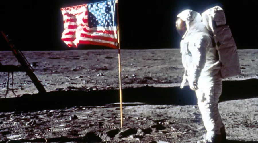 Moon Deception Statisticamente, circa il 65% degli americani crede che l'allunaggio sia solo un falso. Secondo lo scrittore di ricerca Bill Kaysing, gli scienziati della NASA hanno capito nel 1960 che la radiazione cosmica avrebbe semplicemente ucciso un astronauta sulla superficie di un satellite terrestre. Ma il programma Apollo è stato lanciato e per gli Stati Uniti la sua cancellazione sarebbe un duro colpo per la reputazione. Pertanto, tutte le riprese sono state effettuate direttamente sul territorio della base nell'Area 51.