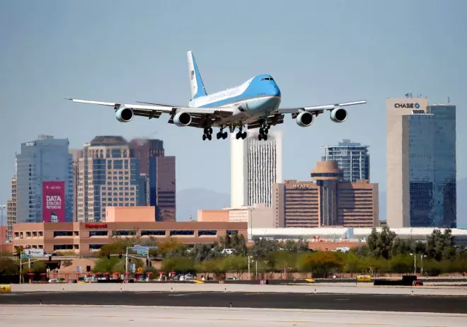 AP_air_force_one_landing_jef_150324_10x7_1600۔