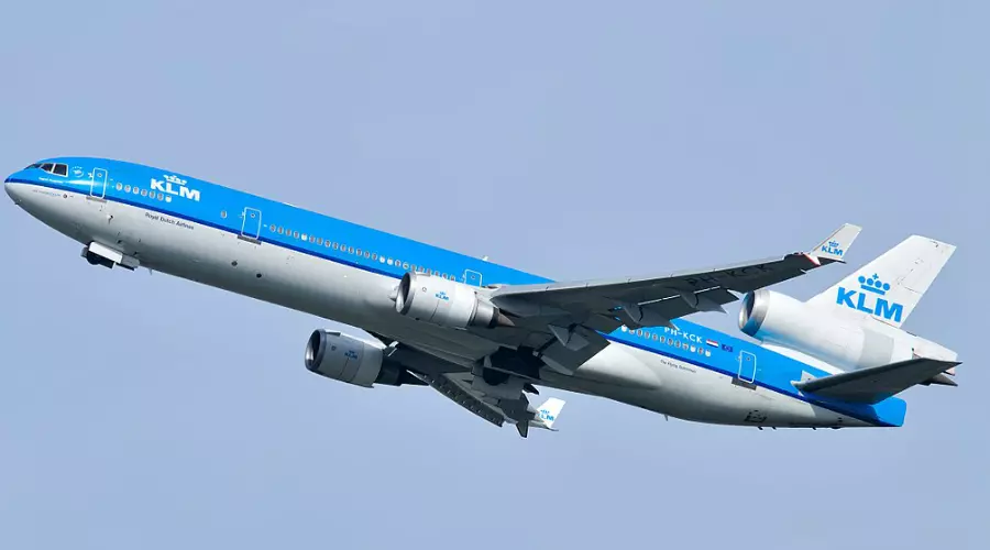 McDonnell-Douglas MD-11 Miskien een van die veiligste onder alle onveilige vliegtuie ter wêreld-slegs 1 vliegtuigongeluk in 3 668 800 vlugure. Die produksie van die MD-11 het in 2001 gestaak, die vliegtuig is eenvoudig as ondoeltreffend erken. Baie groot lugrederye soos Finnair en KLM gebruik dit egter steeds.