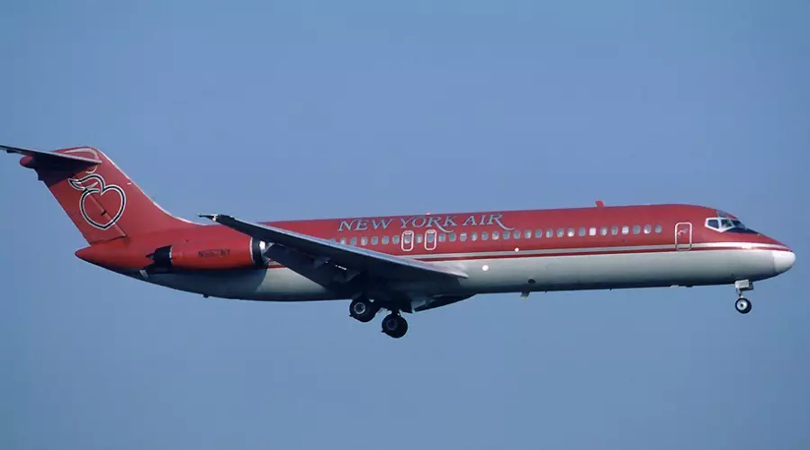 McDonnell-Douglas DC-9 Am ryw reswm, mae llawer o gludwyr awyr Americanaidd bach wrth eu bodd â'r awyren hon. Ydy, ac nid yw rhai mawr, fel Delta Airlines, yn dilorni'r hen ddyn, er nad yw'r model wedi'i gynhyrchu ers 1982. Nid yw'r ystadegau mor ddrwg (o gymharu â swyddi eraill ar y rhestr): 1 damwain mewn 1,068,700 o oriau hedfan.