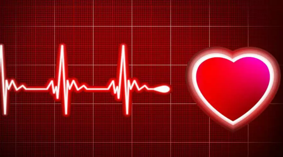 Arrhythmia እና tachycardia ምናልባትም በጣም ቅርብ የሆነ የልብ ችግር ምልክት ሊሆን ይችላል። Arrhythmia (መደበኛ ያልሆነ የልብ ምት) ወይም tachycardia (የልብ ምት መጨመር) ብዙውን ጊዜ በድንገተኛ የፍርሃት ስሜት ይጠቃሉ። ጥቃቱ ቅርብ ከሆነ ፣ ከዚያ arrhythmia ከሁለት እስከ ሶስት ደቂቃዎች ይቀጥላል። ድካም ይገነባል ፣ ያዝናል።