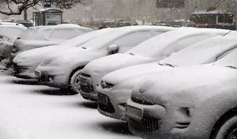 Calentamiento eficaz Piense por sí mismo en lo que le puede pasar a un motor que se ve obligado a funcionar al ralentí a una temperatura más baja. Ya a -15, la unidad de potencia no se calienta, pero está expuesta a una carga innecesaria. El sistema de ventilación del cárter simplemente se congela, y esto ya está plagado de graves daños al motor. Será más eficaz calentarlo mientras conduce.