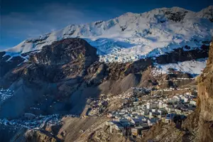 Yuav ua li cas lawv nyob hauv lub nroog roob siab tshaj plaws hauv ntiaj chaw: 5 kilometers saum hiav txwv