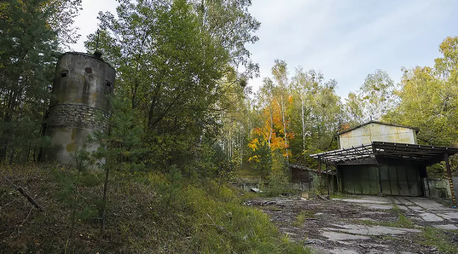 Stambeno područje Teritorij kompleksa podijeljen je u dvije zone, stambenu i tehničku. Stan sada postoji, preimenovan je u selo Zarechye. Tehnički se gubi dalje u šumi - radi se o ogromnoj površini od 2,5x2,5 kilometara, na kojoj se sada nalaze napušteni skladišni bunkeri.