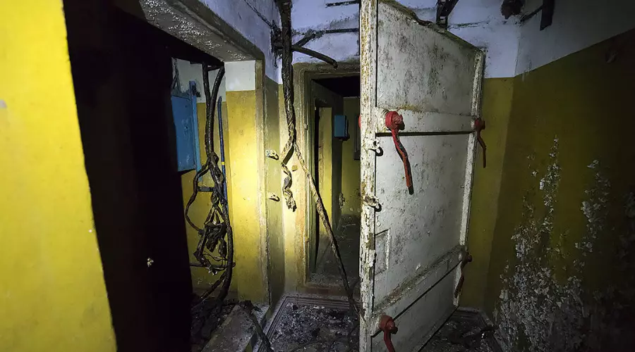 Isolasi Situasi darurat apa pun di dalam diselesaikan dengan sangat sederhana: pintu kedap udara ditutup hanya dalam 60 detik - siapa pun yang tidak punya waktu, dia sudah terlambat selamanya. Semua 6 bunker berdiri pada jarak yang sangat jauh satu sama lain, dan dengan demikian kecelakaan yang dihentikan tepat waktu pada satu bunker menyelamatkan semua tempat penyimpanan lainnya.