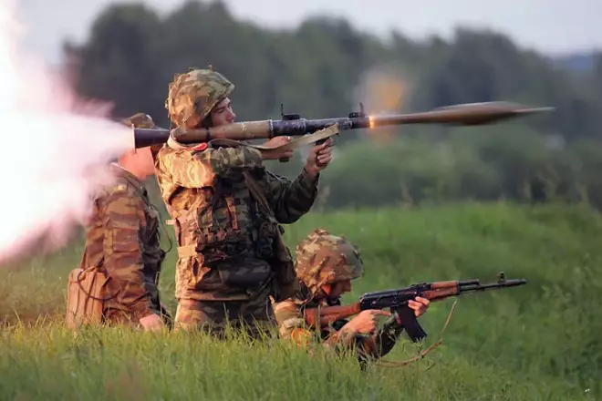 Бацач граната у акцији: видео запис са обуке војске за гађање