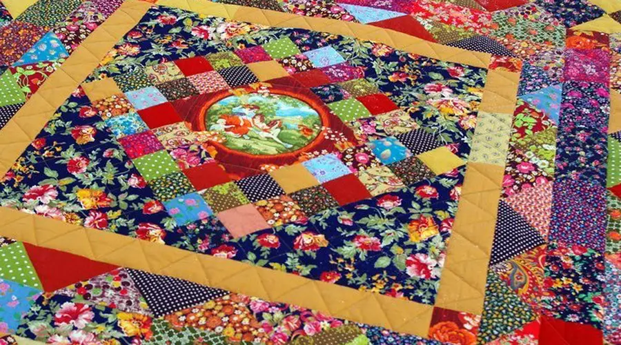 Patchwork Was kann außer einer Decke noch Patchwork sein? Oder eine Babypuppe zum Beispiel. Wir wussten es auch nicht, bevor wir gegoogelt haben. Die ersten beiden Fotos werden Sie garantiert umhauen - wir haben Sie gewarnt.