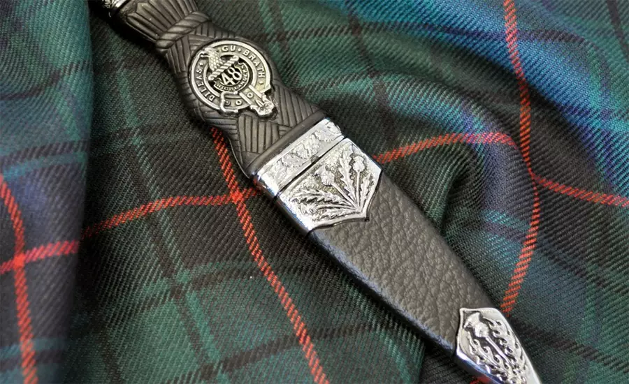 Ny Scottish Skin Do Sgian Dubh dia adika ara-bakiteny avy amin'ny Gaelic hoe "Black Knife". Ny angano dia nilaza fa ity anarana ity dia tokony hanondro ny lokon'ny antsy izay teo am-pivoaran'ny ady. Betsaka ny mpikaroka momba ny prosaika no mino fa io fomba io dia miainga amin'ny fomba miafina fitondrana antsy. Amin'izao fotoana izao, ny Skin Doo dia lasa singa iray amin'ny fitafiana nasionalin'ny havoanan-dehilahy mirehareha - mazava ho azy, tsy misy mampiasa azy ireo amin'ny tanjona kendreny.