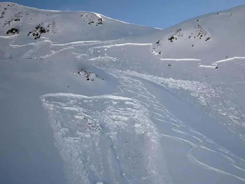 Regel Nr. 13 An einem konvexen Hang sind die Schichten innerhalb der Schneedecke in der Regel nicht so stark zusammenhängend. Die Schwerkraft zieht den Schnee nach unten, die Piste erleichtert diese Aufgabe und macht das Gelände Lawinenanfälliger.