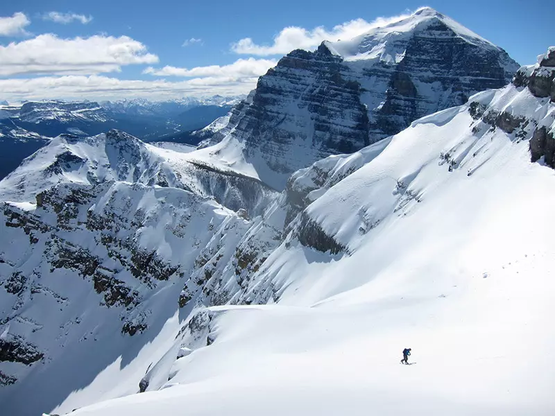 Regel Nr. 5 Die Sonne hilft normalerweise, die Schichten innerhalb der Schneedecke zu binden und sie stabiler zu machen, kann aber auch gefährliche Phänomene wie eine Schneedecke verursachen, wenn sich eine Eiskruste auf der Oberfläche der Schneemasse bildet. Behalten Sie den Hang des Berges genau im Auge – die Schneedecke kann je nach Sonneneinstrahlung eine ganz andere Struktur haben.