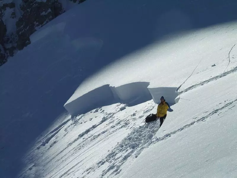 Regel Nr. 9 „Snowboards“ entstehen, wenn sich durch Sonnen- und Windeinwirkung eine Eiskruste auf der Oberfläche der Schneemasse bildet. Unter der Kruste findet eine Modifikation der Schneemasse statt, die zu Körnern wird, entlang derer die massivere obere Schicht beginnen kann, zu gleiten. Um sich in Bewegung zu setzen, erfordern solche Lawinen oft nur sehr geringe Aufprallkräfte.