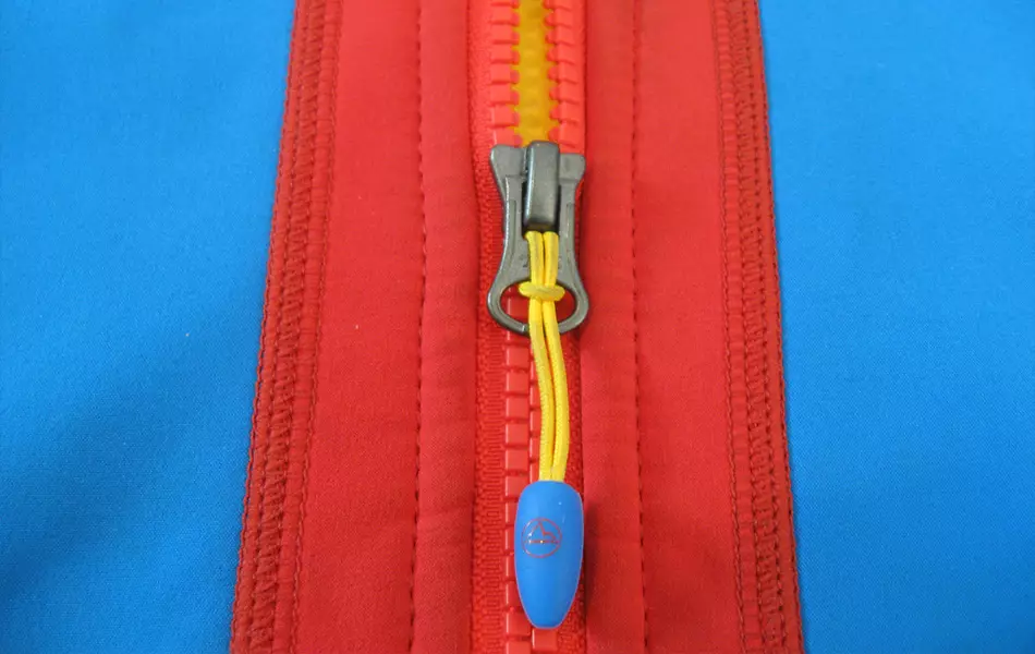 Himua nga labi ka komportable ang mga iro nga zipper. Kadaghanan sa kanila - sa mga sinina, sa usa ka bag nga katulog, sa usa ka tolda - hingpit nga dili angay alang sa baga nga gwantes o guwantes. Ang mga iro mahimong ihigot sa usa ka pisi nga mga 10 sentimetros ang gitas-on.