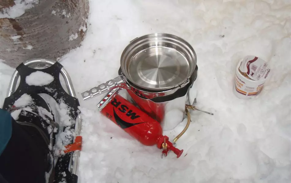 非常に機能的な方法で食べ物や飲み物にアプローチします。寒い季節には、立ち止まって完全な食事をとることは非常に難しい場合があります。だからあなた自身のためにスケジュールを設定してください。たとえば、1時間歩いた後、飲み物や軽食を5分間休憩し、半日離れた後、温かいスープを食べます。