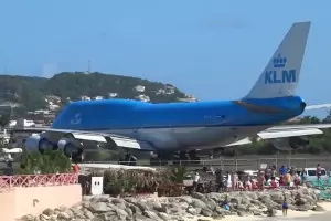 Turister tittade på planet direkt från stranden. När det tog fart blåste människor helt enkelt i havet