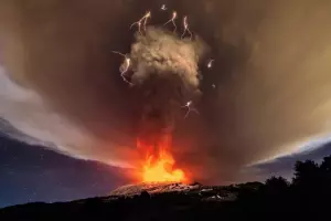 Napa gunung geni nggawe bledhek banget