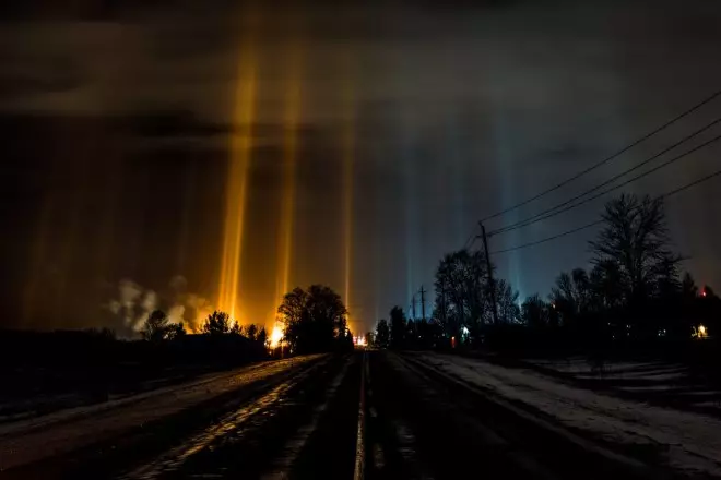 majoran-had-niet-aarzelt-dat-hij-zijn-camera-greep-en-van-de-hoofdweg-op-de-hoofdweg-op-zoeken-van-lichtzuilen-hij-wendde-zijn-ogen-naar-de- lucht-en-op-het-eerst-zag-duisternis-toen-het-gebeurde-majoran-zei