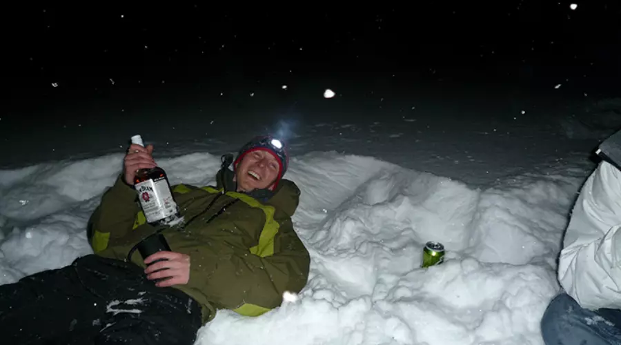 Održavanje topline s alkoholom Ne pokušavajte se zagrijati s jakim alkoholom. U početku će zaista biti malo toplije, jer će alkohol proširiti žile i krv će brže teći. No vrlo brzo će se dogoditi obrnuti proces u kojem će prijenos topline po tijelu biti vrlo velik.