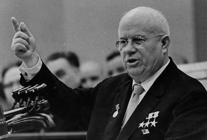 Funeral ta 'ajruplan nukleari Iżda fl-1960, f'laqgħa dwar il-prospetti għall-iżvilupp ta' sistemi ta 'armi strateġiċi, Khrushchev ħa deċiżjoni, li għaliha għadu jissejjaħ il-qattiel tal-avjazzjoni. Wara rapporti mxerrda u indeċiżi minn disinjaturi tal-inġenji tal-ajru, huma ntalbu jieħdu parti mill-ordnijiet dwar suġġetti tal-missili. L-iżviluppi kollha ta 'inġenji tal-ajru li jaħdmu bl-atomika ġew iffriżati. Fortunatament jew sfortunatament, m'għadux possibbli li nsiru nafu kif tkun id-dinja tagħna kieku d-disinjaturi tal-inġenji tal-ajru tal-passat madankollu temmew l-isforzi tagħhom.