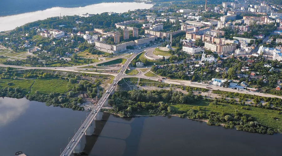 Cratera Kaluga Esta cratera antiga está enterrada sob uma camada de rochas sedimentares e não é visível do espaço. Mas em seu lugar foi construída a cidade de Kaluga - aliás, esse é um dos mistérios de muitas crateras, nas quais por algum motivo as pessoas preferem organizar seus assentamentos.