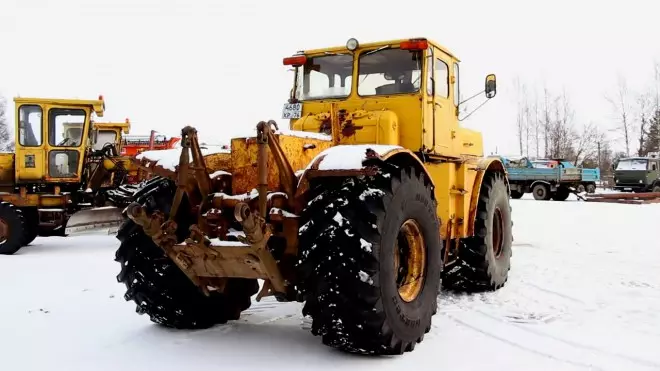 Tractor Kirovets in a harsh snowy winter: dangerous work on video