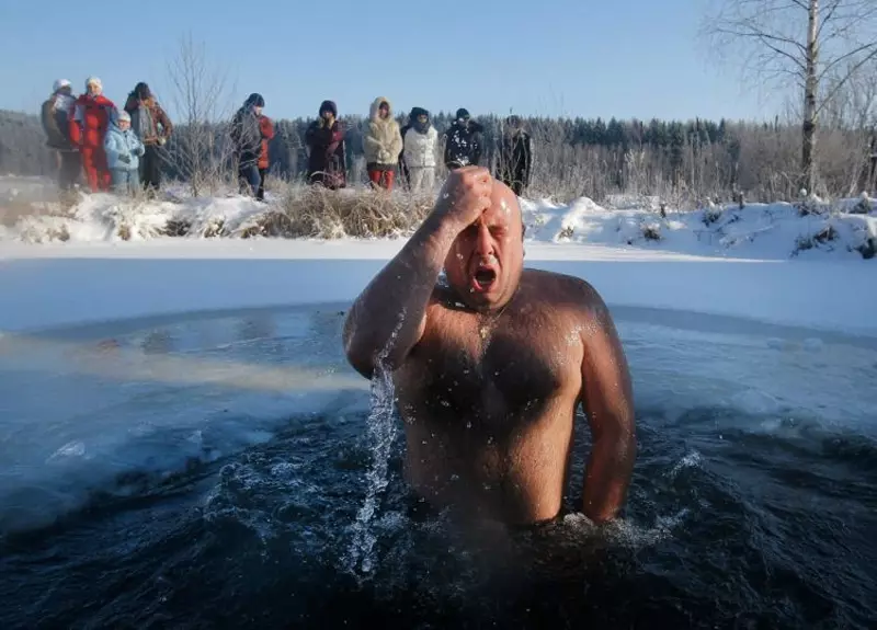 Envenu malrapide, averaĝe, por ne frostiĝi. Ne rekomendas resti en glacia akvo pli ol 30 sekundojn por eviti ĝeneralan hipotermion de la korpo, do estas pli bone prokrasti naĝadon. Nur trempu tri fojojn kaj eliru rapide. Se vi faros ĉion sufiĉe rapide, sed sen tro da tumulto, la korpo ne havos tempon por malvarmiĝi.