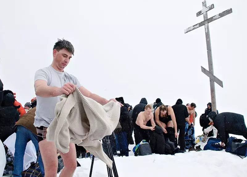 Elirinte el la akvo, tuj viŝu vin per tuko, staru sur la tapiŝon kaj ekŝanĝu vin en sekajn vestaĵojn. Oni rekomendas surmeti vestojn de supre ĝis sube. Se vi decidas plonĝi senprokraste, la unua paŝo estas sekigi viajn harojn kiel eble plej seke kaj surmeti ĉapelon.