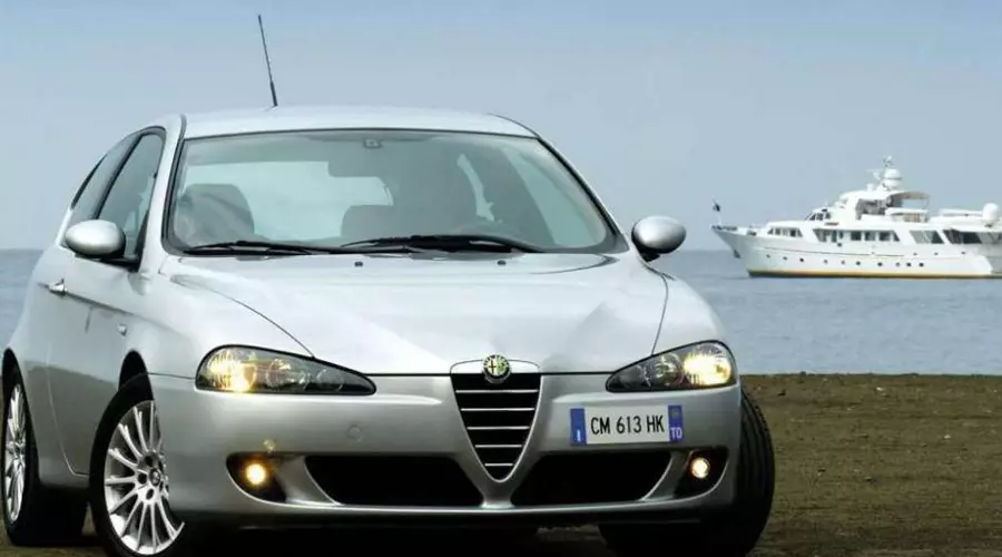 Alfa Romeo 147 İşlənmiş avtomobil həvəskarları üçün daha bir tələ. 1990 -cı illərin əvvəllərində Alfa Romeo kupesini şəhər ətrafında gəzdirmək prestijli idi. Keçmişdən qalan qocaya gəldikdə, digər yol sakinləri bir qədər hörmətsizliklə yanlara baxırlar: statistikaya görə, Alfa Romeonun 29%-i var.