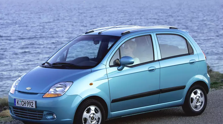 Chevrolet Matiz Қала ханымының классикалық автокөлігі, шын мәнінде, тәжірибелі автослесарь үшін қолайлы болар еді. Алғашқы тосынсыйлар қызмет көрсетудің екінші жылында пайда болады, ал «7 жылға дейін» санатында сенімділік тұрғысынан соңғы орынды Матиз алды.