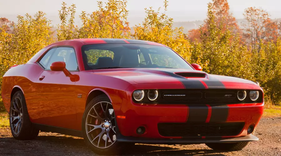 “Dodge Challenger” Amerikan muskul awtoulagy täsirli görünýär, ýöne aslynda ygtybarsyz we biderek ýoldaş bolup çykýar. Iň ýaýran “Çellenjer” keselleriniň biri tötänleýin dişli çalyşmakdyr. Motordan, generatordan we fan sürüjisinden salkyn syzyşlar kemçilikli bolup biler.