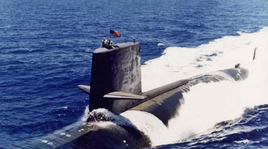 Armament i reactor A bord de l’escorpí transportaven torpedes homing capaços de trobar un objectiu a una distància de fins a 9 mil metres. El reactor nuclear (d’un nou tipus, que no s’utilitzava anteriorment) proporcionava una velocitat superficial de 15 nusos i una velocitat submarina de 33 nusos.