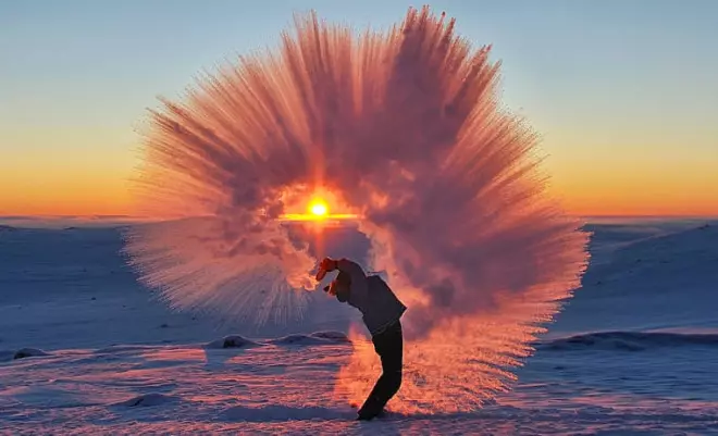 Labākā ziemas fotogrāfija: kas notiek ar karstu tēju -40 ° C temperatūrā pie polārā loka