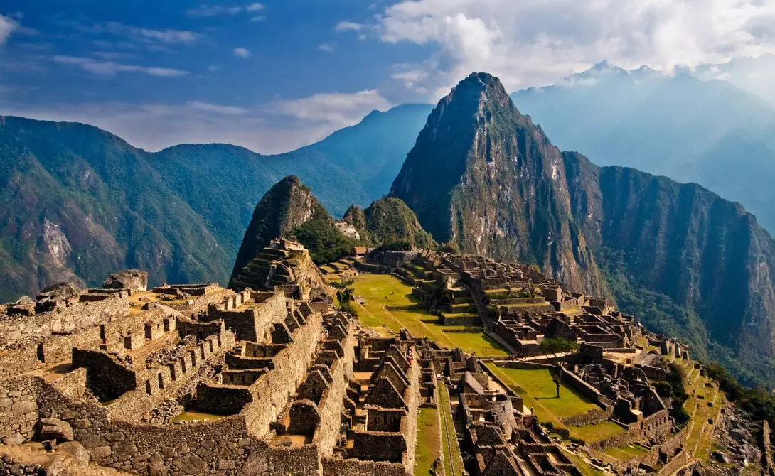 Machu Picchu Peru Il-belt famuża tal-Incas inbniet fis-seklu 15. Machu Picchu jinsab għoli fuq firxa ta ’muntanji li tiddomina l-Wied Sagra tal-Peru. L-arkeoloġi jissuġġerixxu li l-belt inbniet bħala proprjetà għal wieħed mill-imperaturi Inka, Pachakutu.