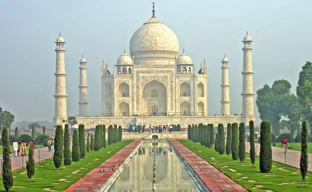 Taj Mahal Agra, India Dit marmeren mausoleum werd gebouwd door de Mughal-keizer Sha Jahan: de ontroostbare heerser bestelde een monumentaal gebouw ter nagedachtenis aan zijn overleden derde vrouw, Mumtaz Mahal. De bouw werd voltooid in 1632.