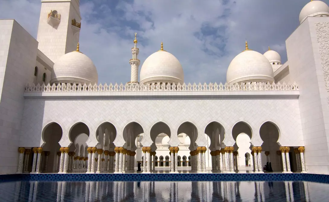 Sheikh Zayed Mosque VAE Dit is de grootste moskee in de Verenigde Arabische Emiraten en de achtste grootste moskee ter wereld. Het gebouw werd gebouwd tussen 1996 en 2007 en is nog steeds een van de belangrijkste bedevaartsoorden voor moslims van over de hele wereld.