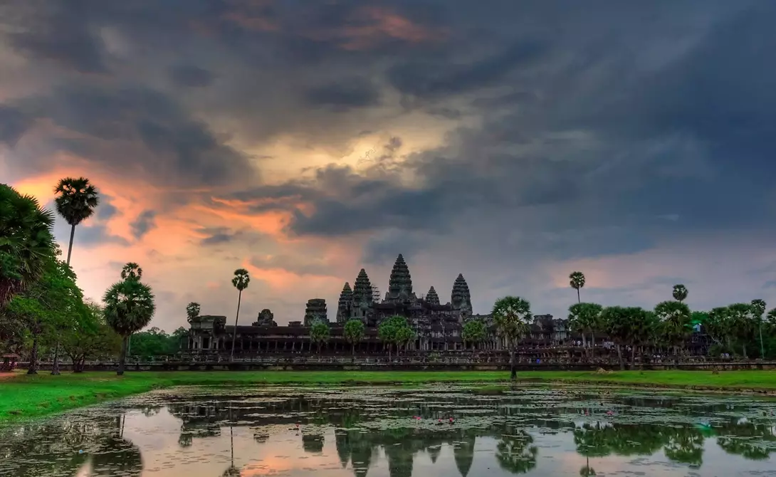 Angkor Wat Cambodia Dan il-kumpless tat-tempju Buddista huwa l-akbar monument reliġjuż fid-dinja. Ir-re Khmer Suryavarman II bena t-tempju fis-seklu 12.