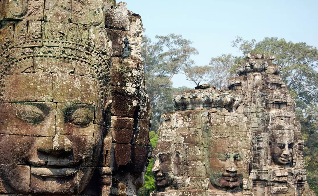 Świątynia Bayon Siem Reap, Kambodża A oto pomnik kultury Khmerów. Świątynia Bayon została zbudowana pod koniec XII wieku. Jego charakterystyczną cechą są masywne kamienne rzeźby umieszczone na licznych wieżach budynku.