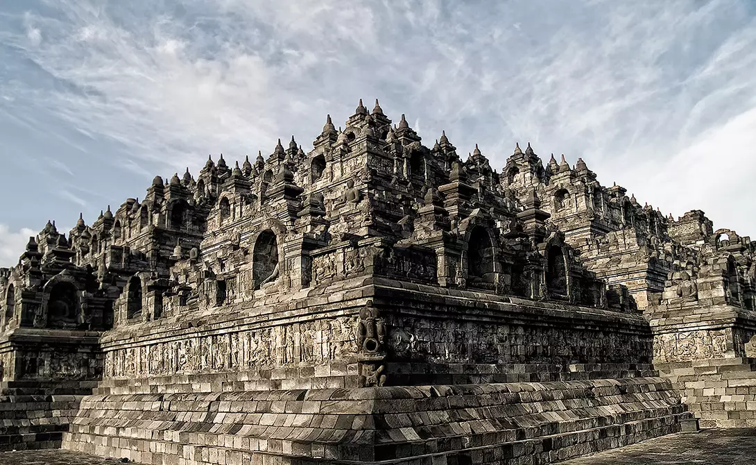 Tempele ea Borobudur Indonesia Moaho o tsotehang haholo oa kaho o lula holima thaba e telele haholo: tempele ea Borobudur e khetholloa ka moaho o sa tloaelehang o nang le pente ea majoe e nang le tsebo e makatsang - e koahela marako le methati e mengata ea moaho.