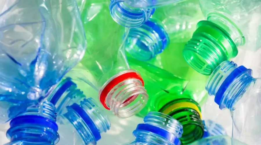 Botol plastik Ayeuna parantos populér pikeun mesen cai di bumi dina wadah anu langkung ageung. Anjeun henteu kedah ngalakukeun ieu, sareng sacara umum anjeun henteu kedah nginum tina botol plastik. Kanyataanna nyaéta aranjeunna ngagaduhan konsentrasi anu luhur pisan tina zat karsinogenik bisphenol A - di seueur nagara éta parantos dilarang, tapi di Rusia pabrik ngahasilkeun botol nganggo téknologi anu sami.